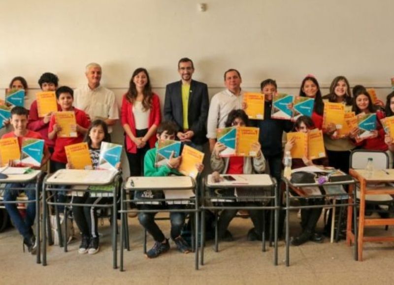 Avanza la distribución de "Libros para aprender" para estudiantes ...