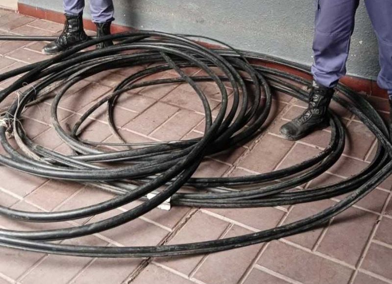Resistencia: detuvieron a tres personas por robar cables de fibra óptica