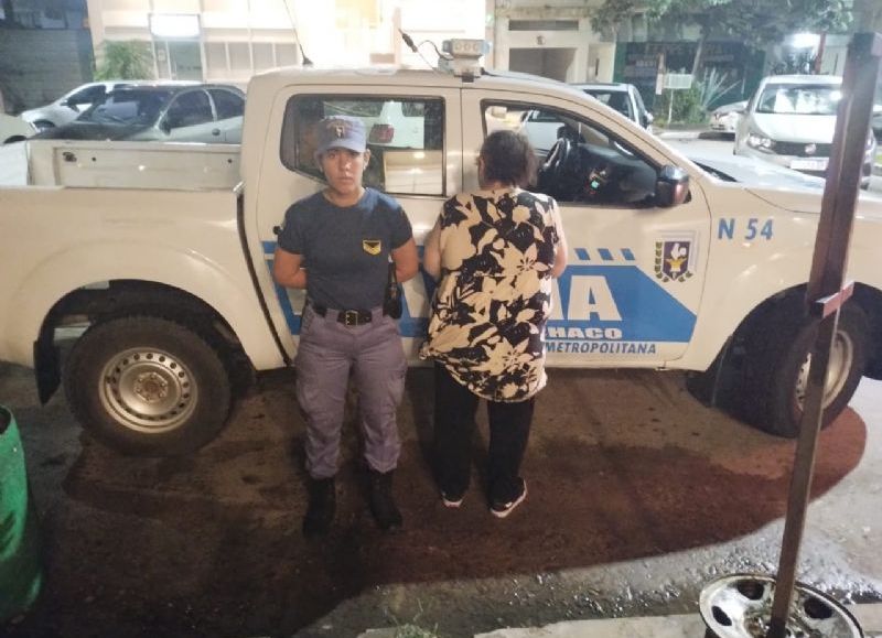 Detuvieron a supuesta mechera que intentó llevarse prendas de vestir de ... Detuvieron a supuesta mechera que intentó llevarse prendas de vestir de ...