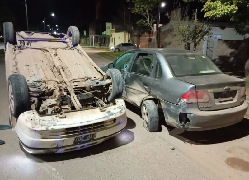 Un Conductor Ebrio Chocó Un Auto Estacionado Y Volcó En Las Breñas