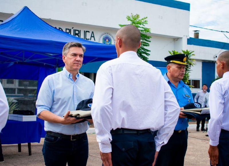 Zdero entregó uniformes a alumnos de la Escuela de Policía y ratificó el compromiso con la ...